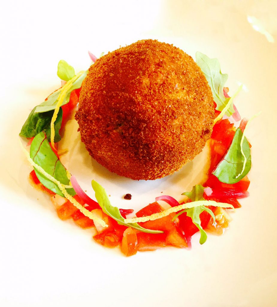 Arancini de riz des deux mondes et mozzarella, avec tartare de tomate ...