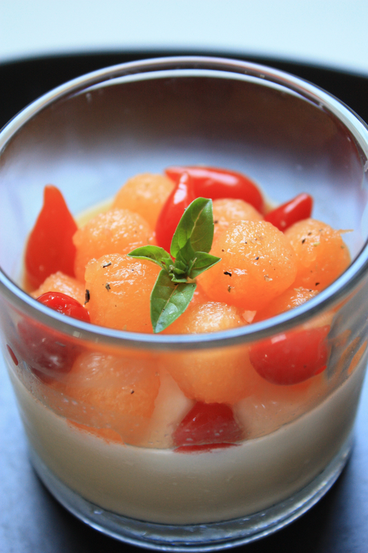 Panna cotta au chèvre et basilic, billes de melon et gouttes de ...